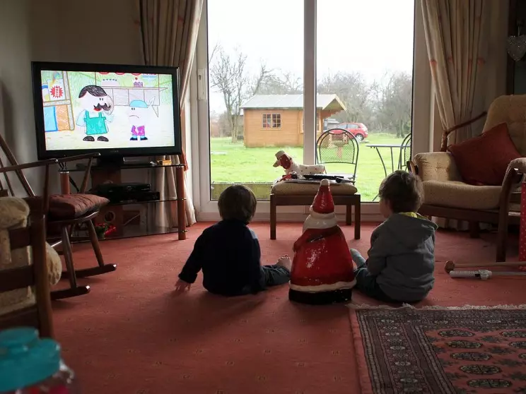 Kinderen die tv kijken