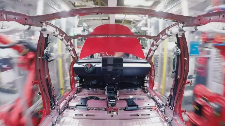 So wird Tesla Model 3 zusammengebaut, indem mehr als 10.000 Teile zusammengefügt werden