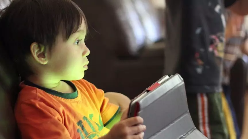 Un nuovo studio dice ai genitori di preoccuparsi meno dell'uso dello schermo dei loro figli