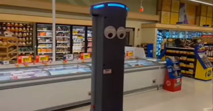 Marty the Robot Membantu Pekerja Toko Kelontong Menemukan Tumpahan