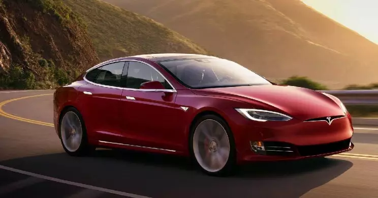 Tesla Rivelas 7% Maldungojn Meze de 14,000 Revoko de Modelo S en Ĉinio