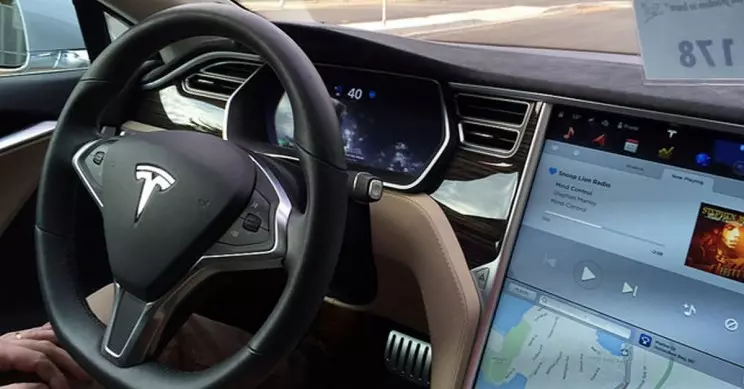 5 Times Elon Musk sareng Tesla's Autopilot Simpen Bacon Supirna