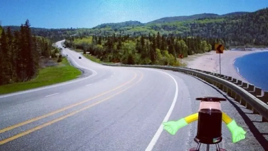 Ang HitchBOT nakakuha og thumbs up sa mga haywey sa Canada