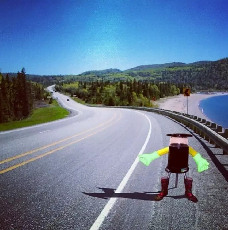 Το HitchBOT δέχεται ένα μπράβο στους αυτοκινητόδρομους στον Καναδά