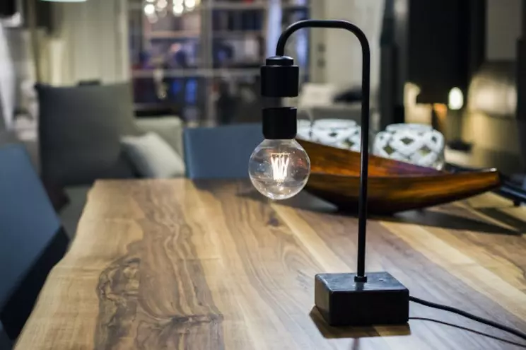 Această lampă de birou cu levitare vă va lumina cu siguranță ziua