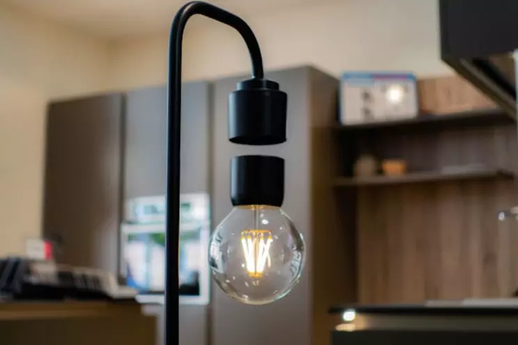Această lampă de birou cu levitare vă va lumina cu siguranță ziua