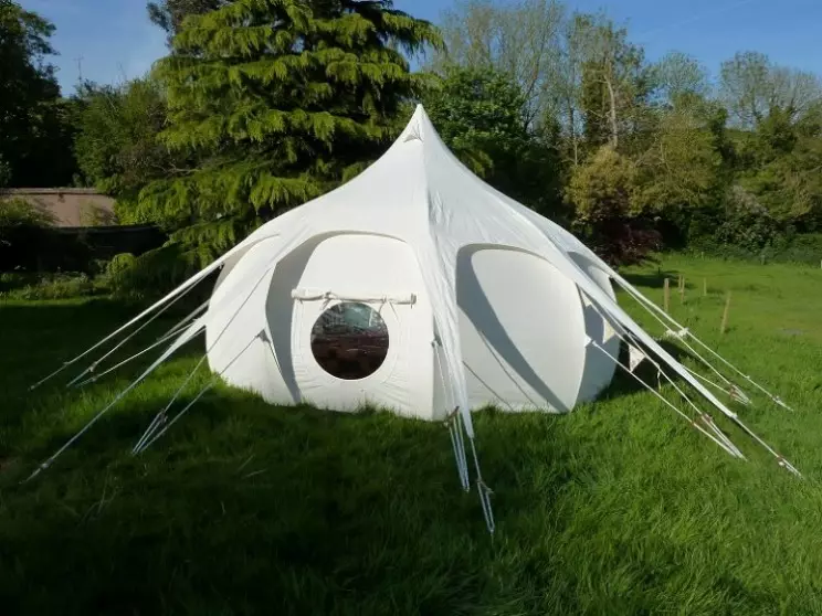 A Lotus Belle sátrak luxus kempingezési lehetőséget kínálnak