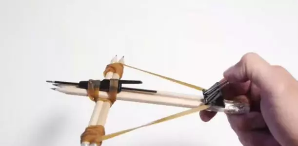 របៀបធ្វើ-a-Crossbow-With-Office-Supplies