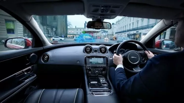 Jaguar arbejder på spøgelsesnavigation og gennemsigtige tagstøtter