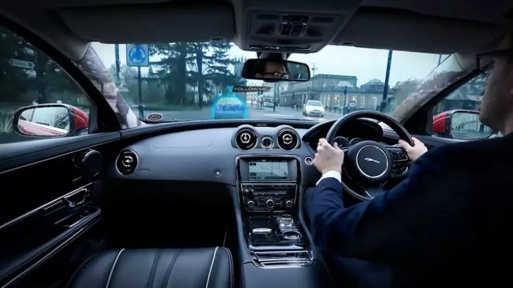 jaguar-land-rover-360-virtuel-urban-windscreen-follow-me-ghost-car-nav