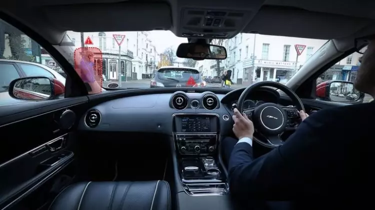 jaguar-land-rover-360-virtual-urban-windscreen-follow-me-ghost-car-nav-3