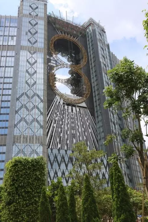 studio-city-macau-golden-reel-figure-eight-ferris-wheel-2