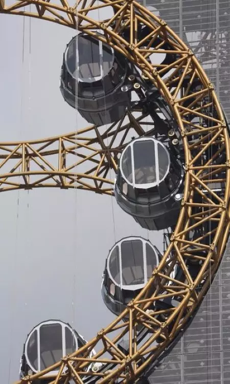 studio-city-macau-golden-reel-figure-ocho-ferris-wheel-5