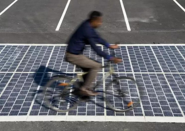 Gitukod sa France ang Unang Solar Road