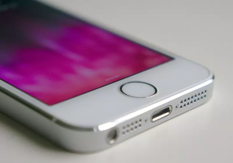 iPhone SE Apple pli malgranda telefono