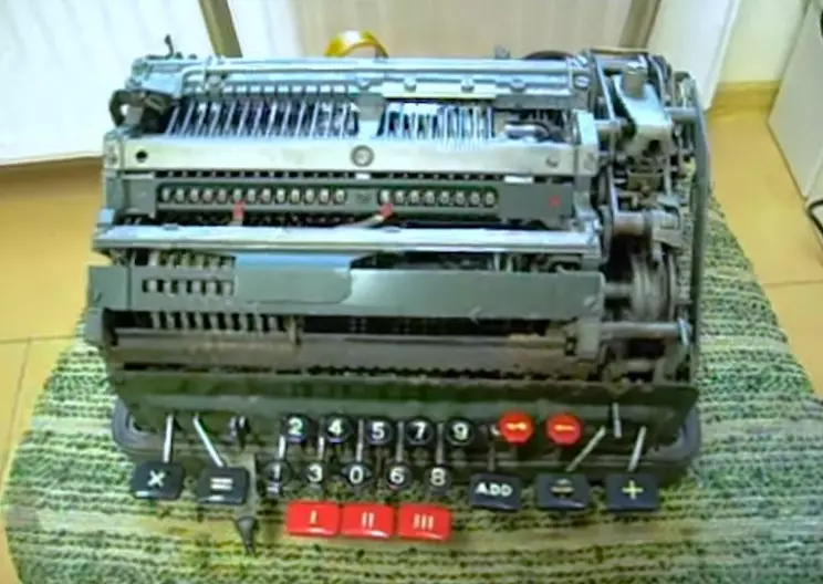 Stari kalkulator umalo eksplodira kada se podijeli sa nulom