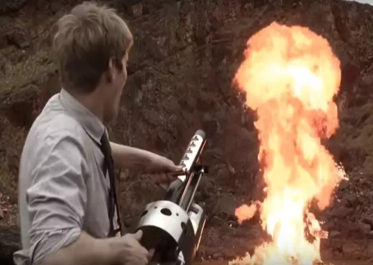 Este cara construiu um canhão de lançamento de Thermite explosivo