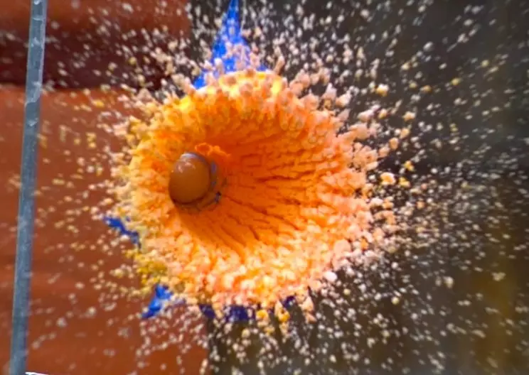 دیکھیں کہ کیا ہوتا ہے جب ایک غیر نیوٹنین سیال گولف بال کے ساتھ گولی مار دی جاتی ہے۔