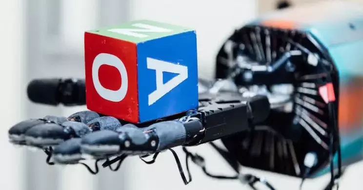 De robothand van OpenAI leert objecten te hanteren met bijna menselijke behendigheid