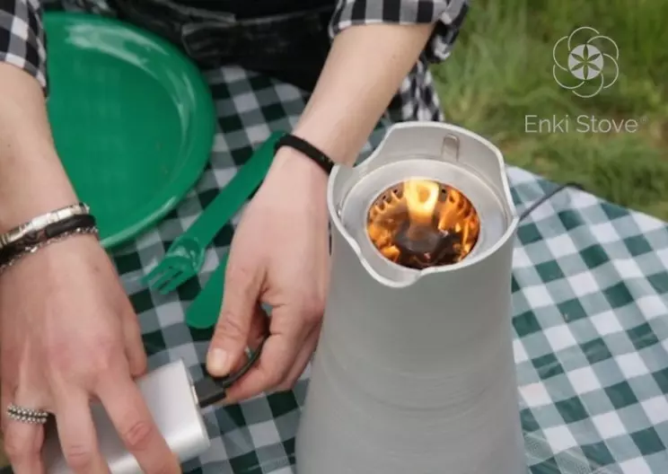Revolucionarna peč vam omogoča kuhanje s katero koli biomaso