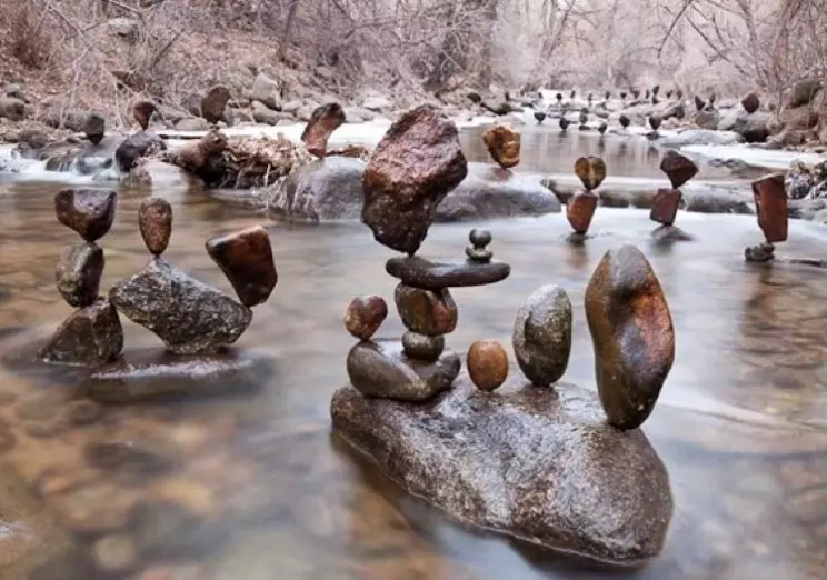 Des rochers et des pierres qui défient la gravité au nom de l'art