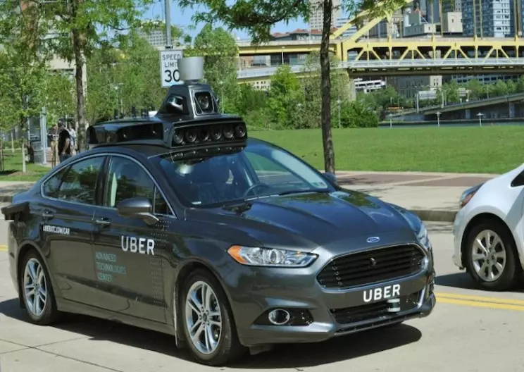 Uber demonstron makinën e tyre të parë autonome