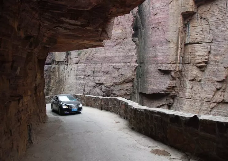 Жители деревни вручную вырезали 1200-метровый туннель через скалы