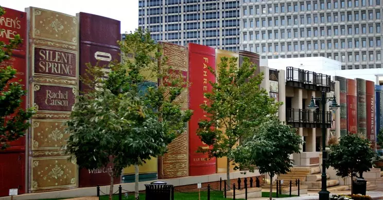 Kansas Cityn julkisen kirjaston jättiläinen kirjahylly