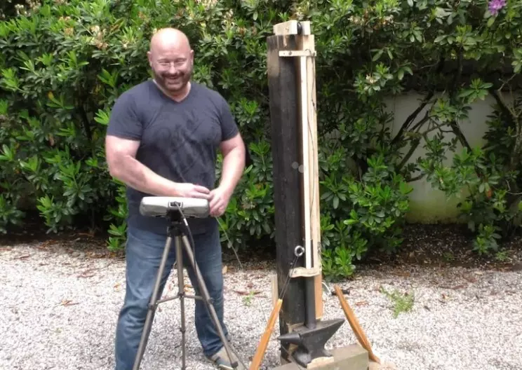 Slingshot Guy och Hydraulic Press Guy går ihop för att skapa en gummipress