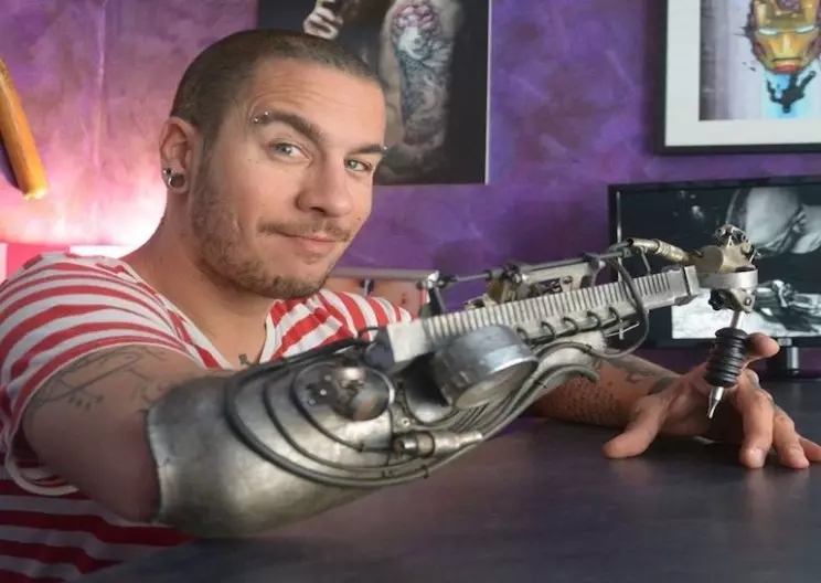 Tatuisto Akiras la Unuan Tatuan Maŝinon Bionic Brakon en la mondo