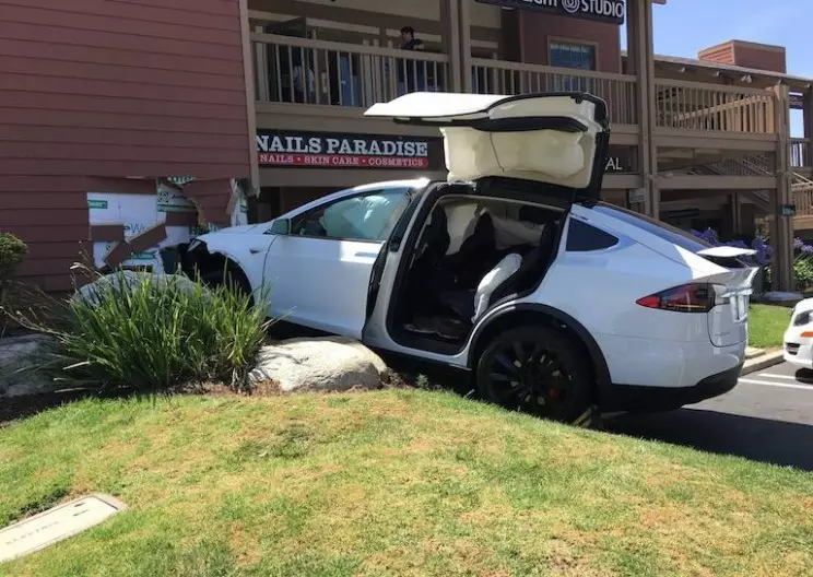 Tesla Model X ගොඩනැගිල්ලට කඩා වැටේ - නියත වශයෙන්ම රියදුරු දෝෂයකි