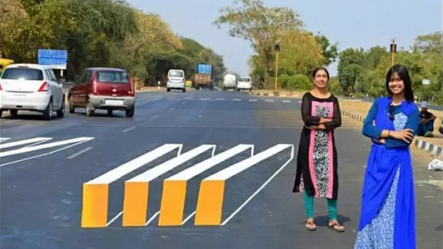 Basali ba babeli ba Thehile Tsela e Ntle ea 3D Illusion Crosswalk India
