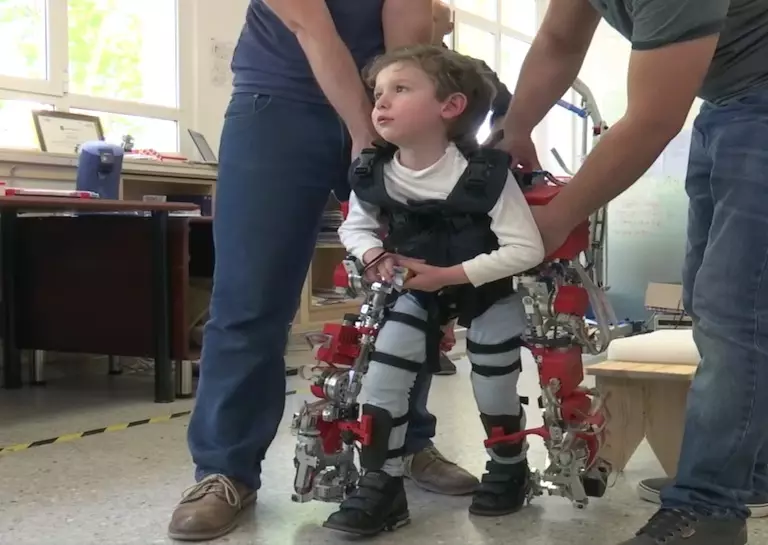 dreng exoskelet børn