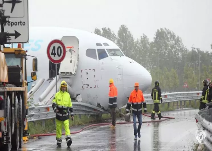 Avioni i mallrave rrëshqet nga pista dhe përplaset në autostradë