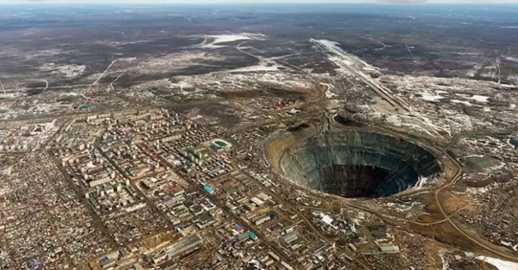 Mirny: Helikopteroak zurrupatzen dituen diamante meategi erraldoia