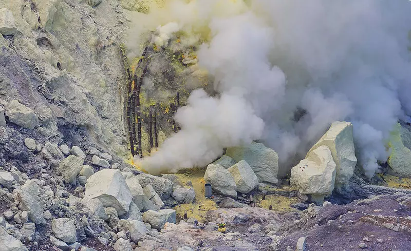 青い溶岩とカワイジェン火山の謎