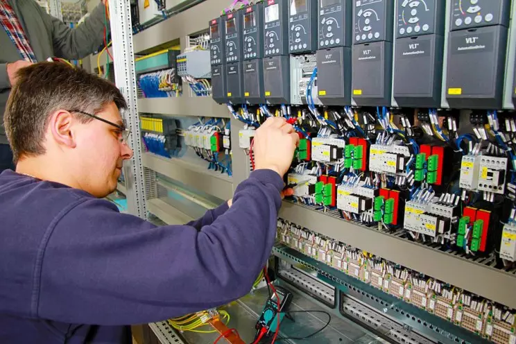 Nangungunang 3 Industriya para sa Pinakamataas na Sahod ng Electrical Engineer