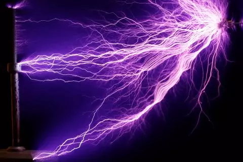 225w_tesla_coil_-_arcs_cropped