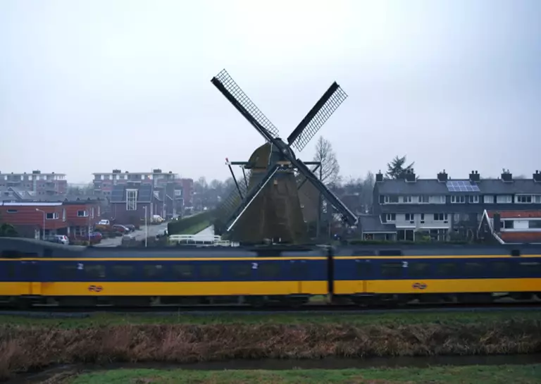 Ezek a holland személyvonatok most szélenergiával közlekednek