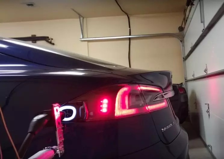 Dyn yn Dyfeisio System Codi Tâl Ymreolaethol DIY ar gyfer ei Model S Tesla