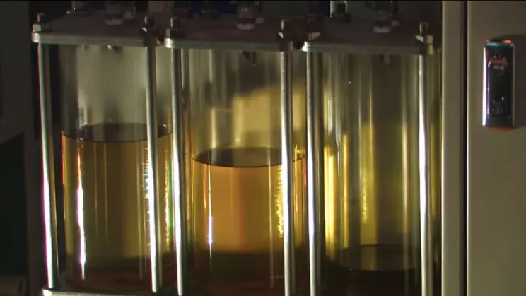 Un inventor xaponés construíu unha máquina que converte as bolsas de plástico en aceite