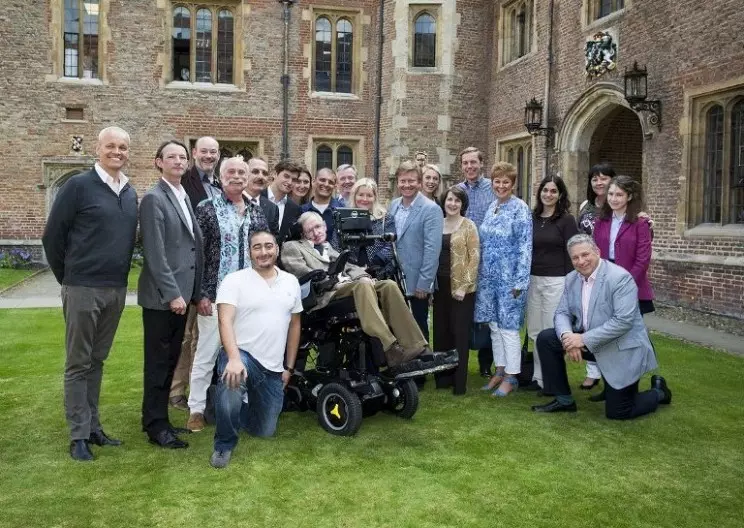 Ua faailoa mai e Stephen Hawking o le a ia malaga i le vanimonimo i luga o le Virgin Galactic