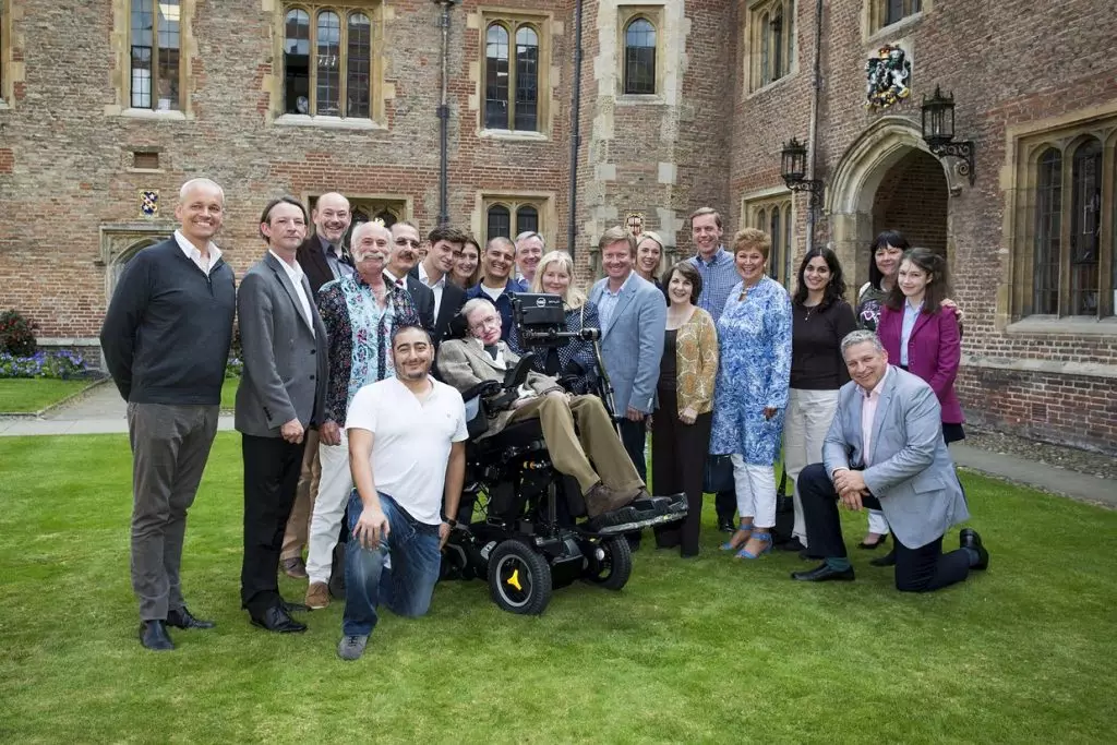 Ua faailoa mai e Stephen Hawking o le a ia malaga i le vanimonimo i luga o le Virgin Galactic