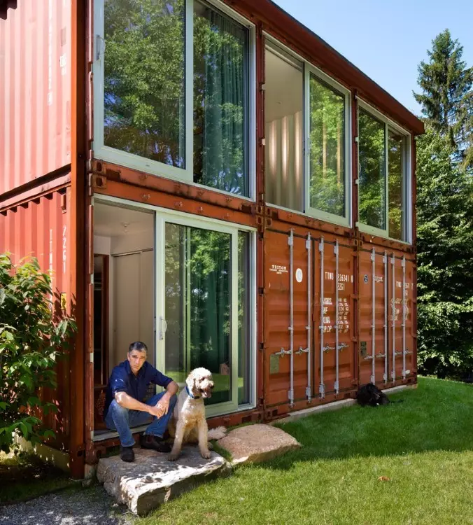 Old Lady House s'avère être une maison moderne de conteneur d'expédition de chef-d'œuvre