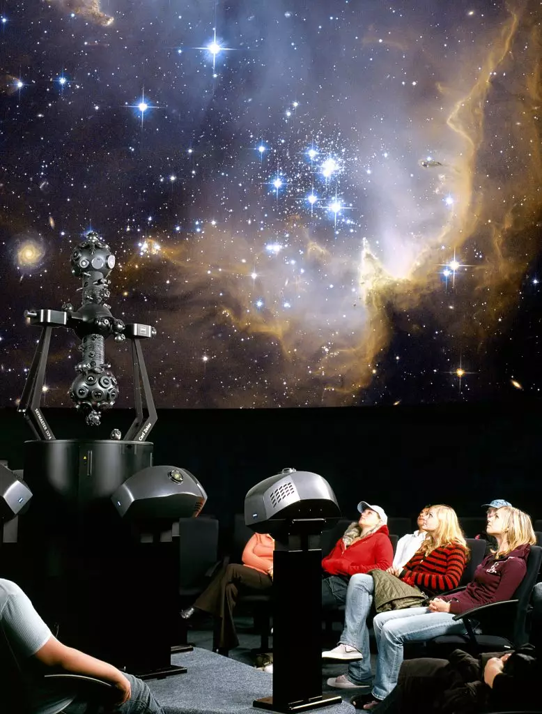 Čovjek gradi najveći valjani mehanički planetarij na svijetu u svom dvorištu