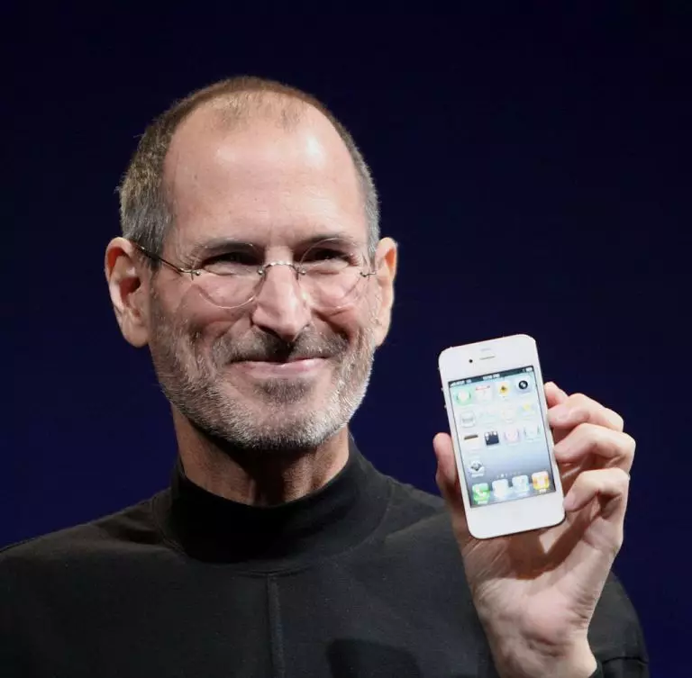 Memorante la Heredaĵon de Steve Jobs de Apple dum Lia 62-a Naskiĝtago