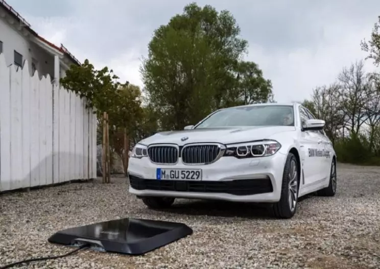 BMW 2018 Model Year 530e üçin simsiz zarýad beriş opsiýasyny goşar