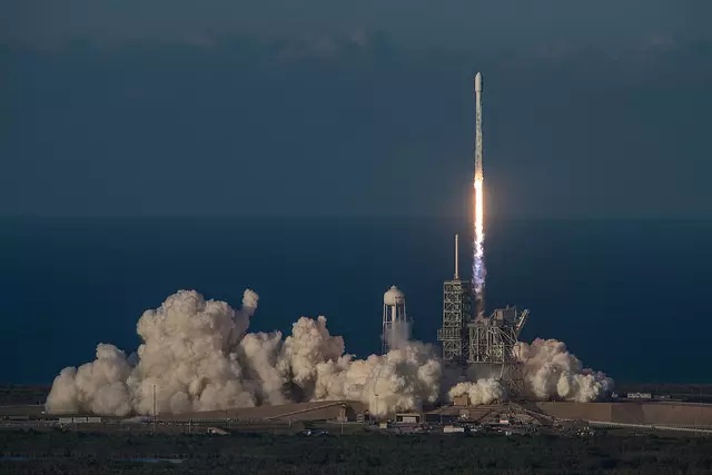 SpaceX 为了一颗巨大的卫星而失去了猎鹰 9 号火箭