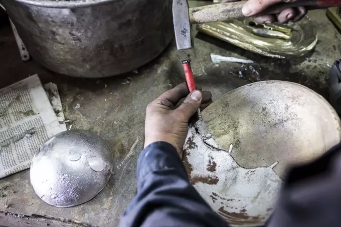 这些令人难以置信的混合金属碗复兴了失传的砂铸艺术