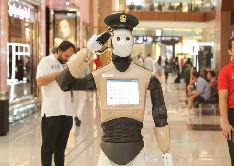 Mapolesa a roboto a bitsitse Reem saluting ho Dubai Mall